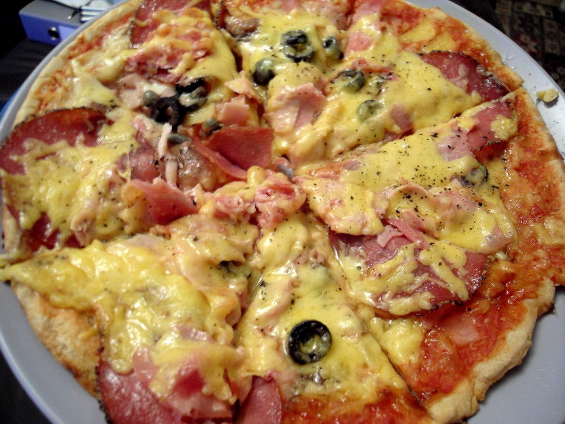 Pizza agridulce super, con jamón, queso y ananá (piña)