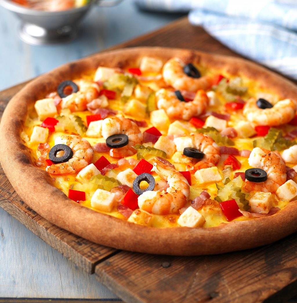 Pizza con salsa de tomate y langostinos